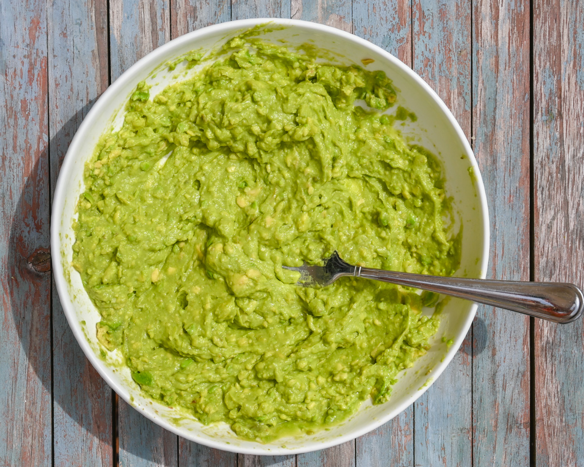 EASY Guacamole Recipe (No Tomato, 4 Ingredients)