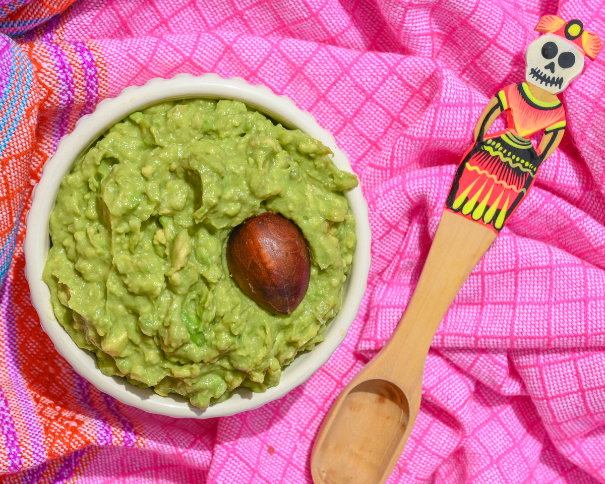 EASY Guacamole Recipe (No Tomato, 4 Ingredients)